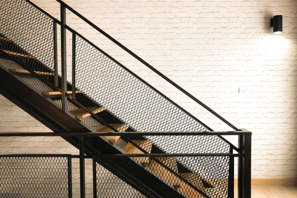 21 Spindles for Staircase to Extraordinary Height - DormyHome